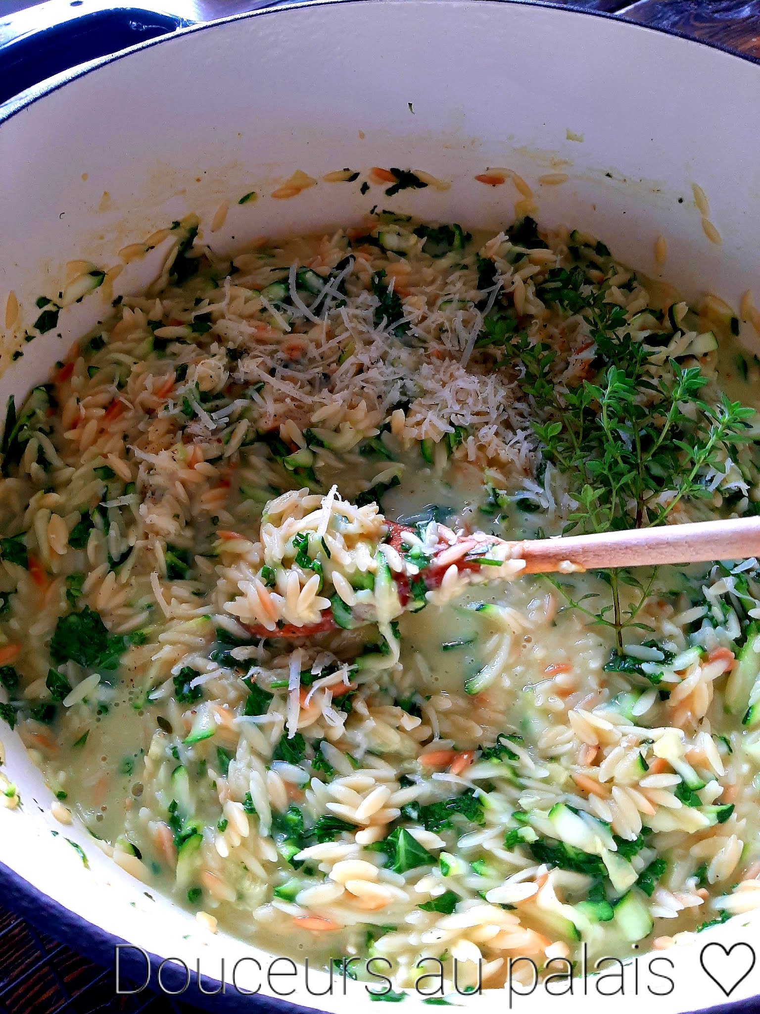 Orzo crémeux aux courgettes, au kale, au parmesan et au citron (one pot)