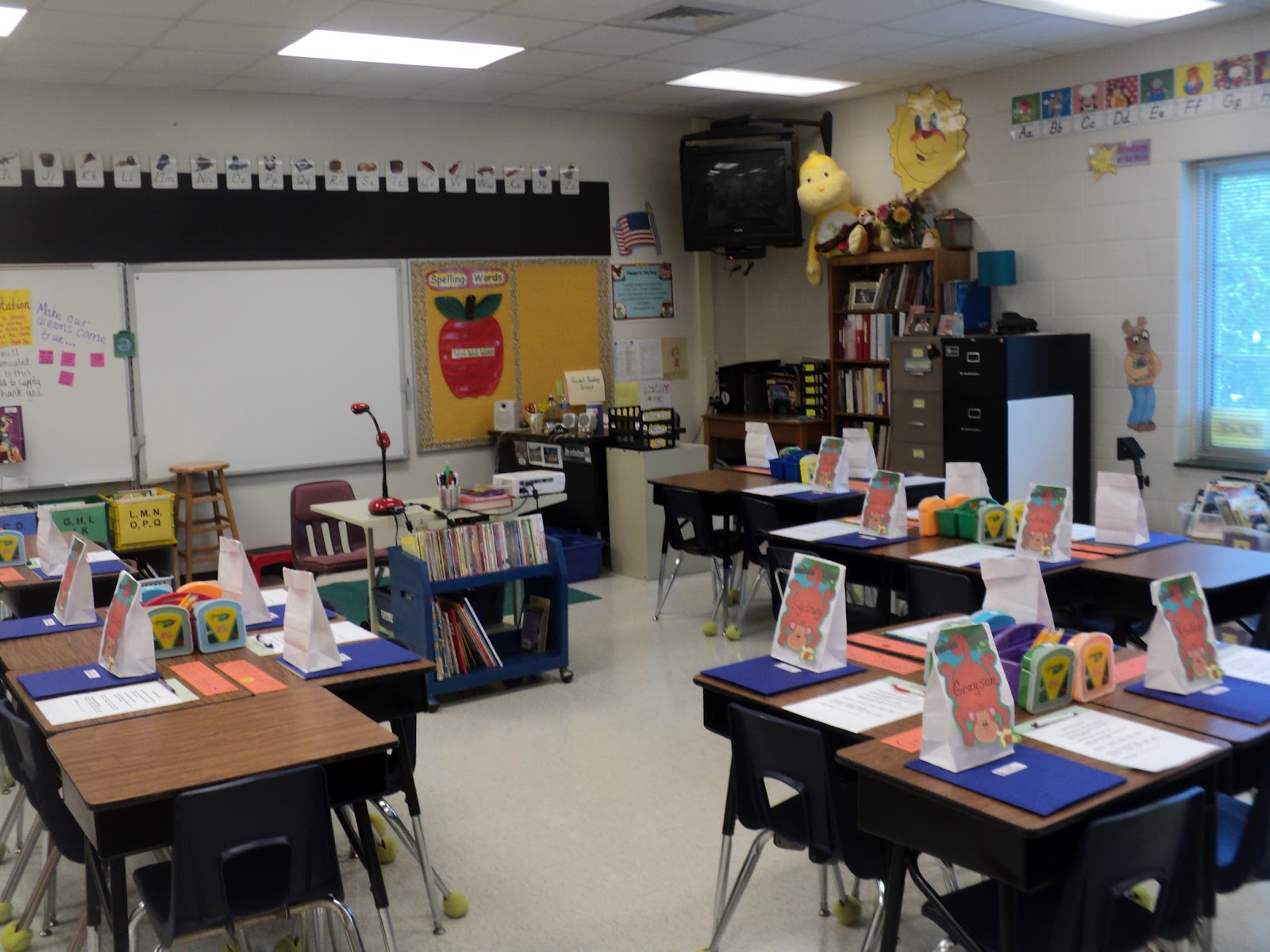 Teaching With Z: Tour of my First Grade Classroom