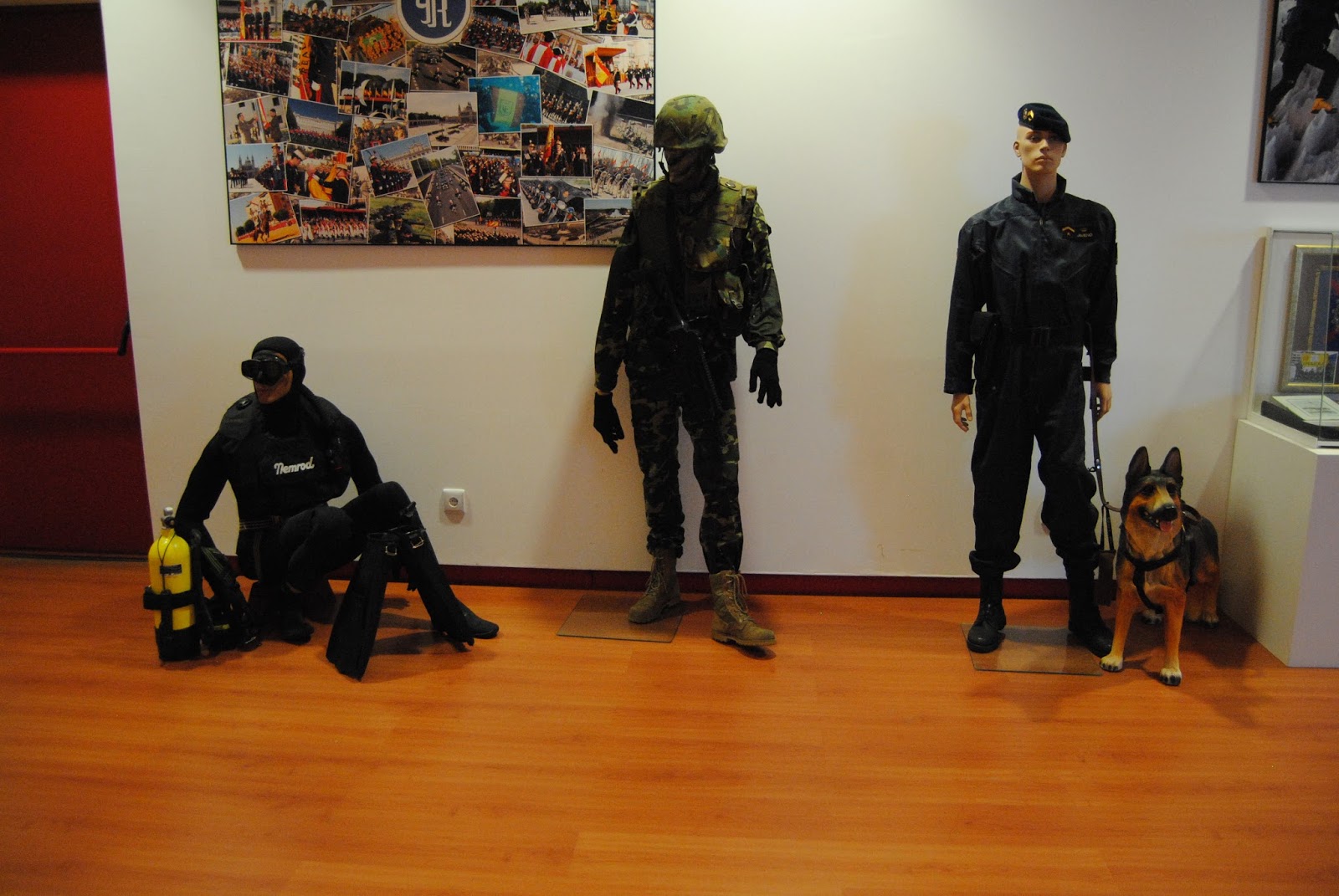 MUSEOS MILITARES Y POLICIALES: GUARDIA REAL ESPAÑOLA