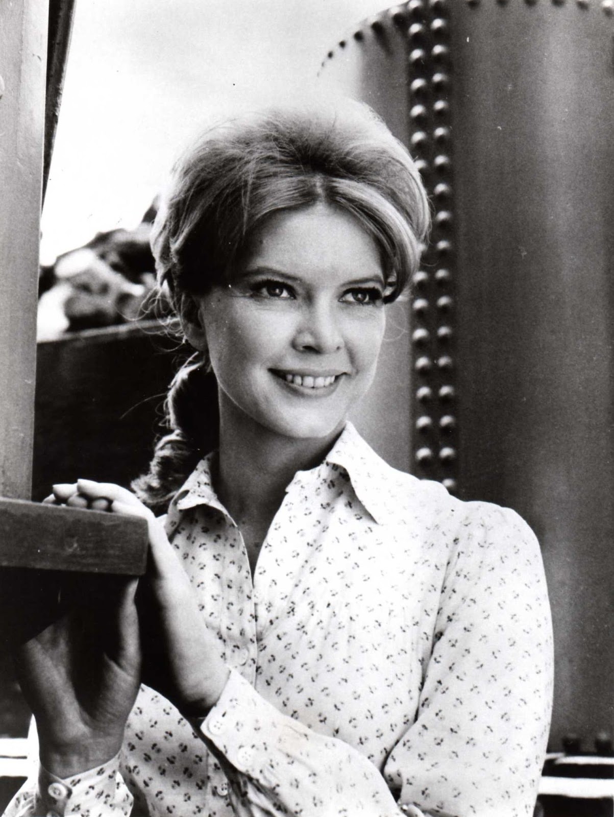 The Last Temptation of Jaime: ELLEN BURSTYN: la corredora de fondo