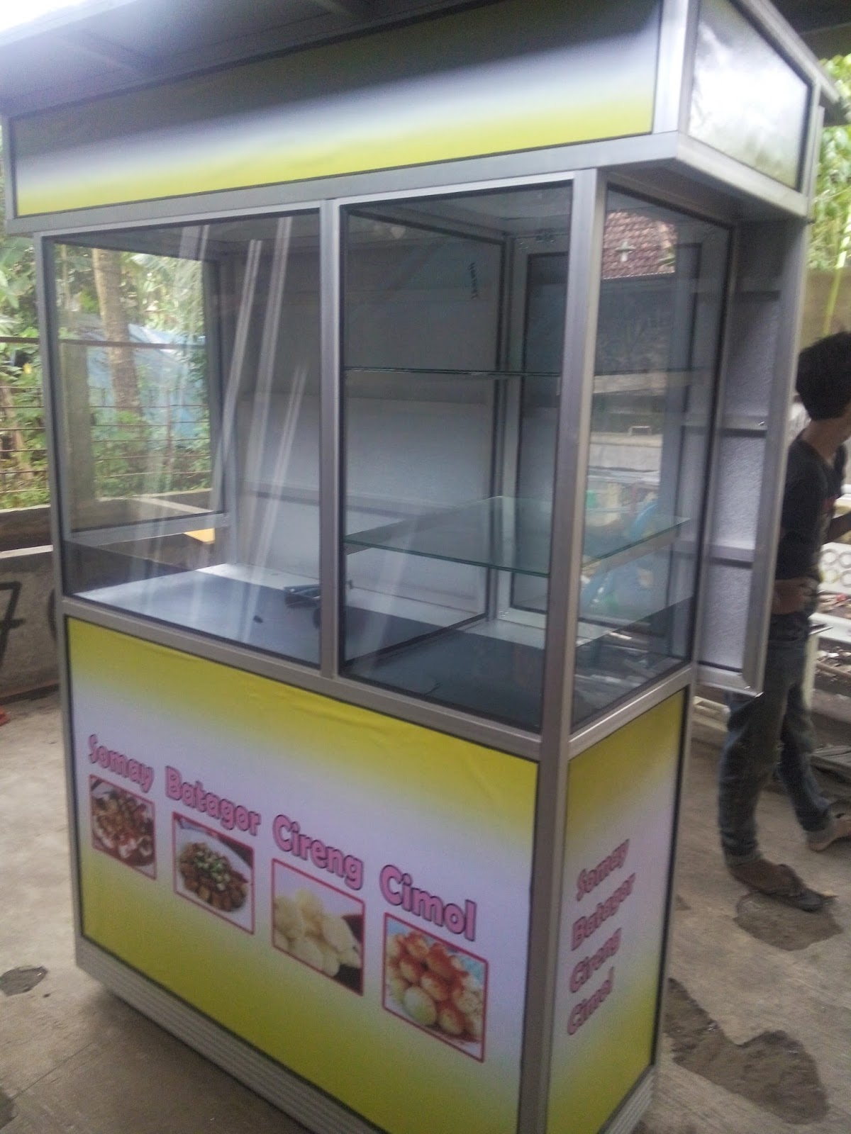 pembuatan etalase juss buah model baru - ADITYA ALUMINIUM dan BESI