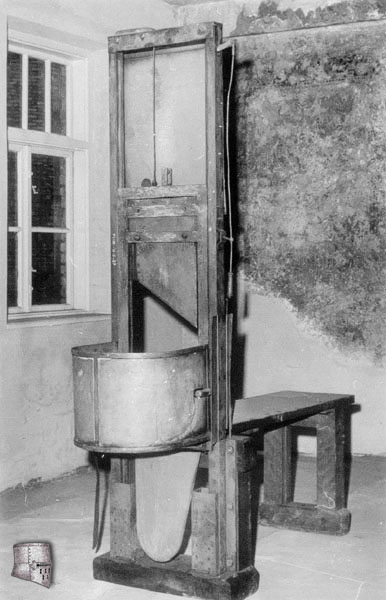 AMO DEL CASTILLO: FALLBEIL, LA GUILLOTINA ALEMANA