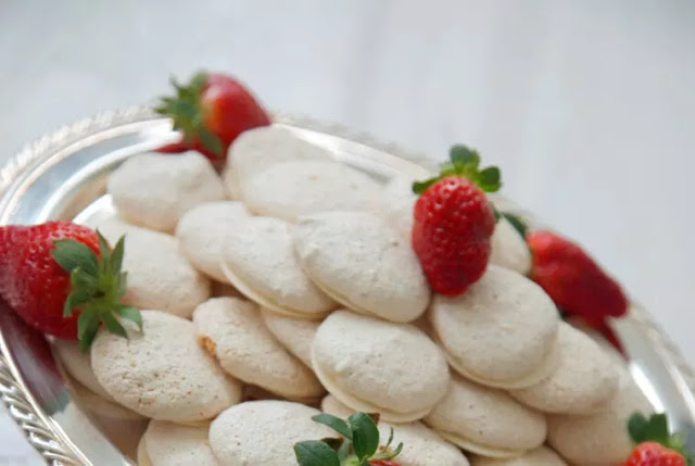 ΦΤΙΑΞΤΕ ΤΑ ΠΙΟ ΛΑΧΤΑΡΙΣΤΑ BAISERS ΜΕ ΑΜΥΓΔΑΛΑ