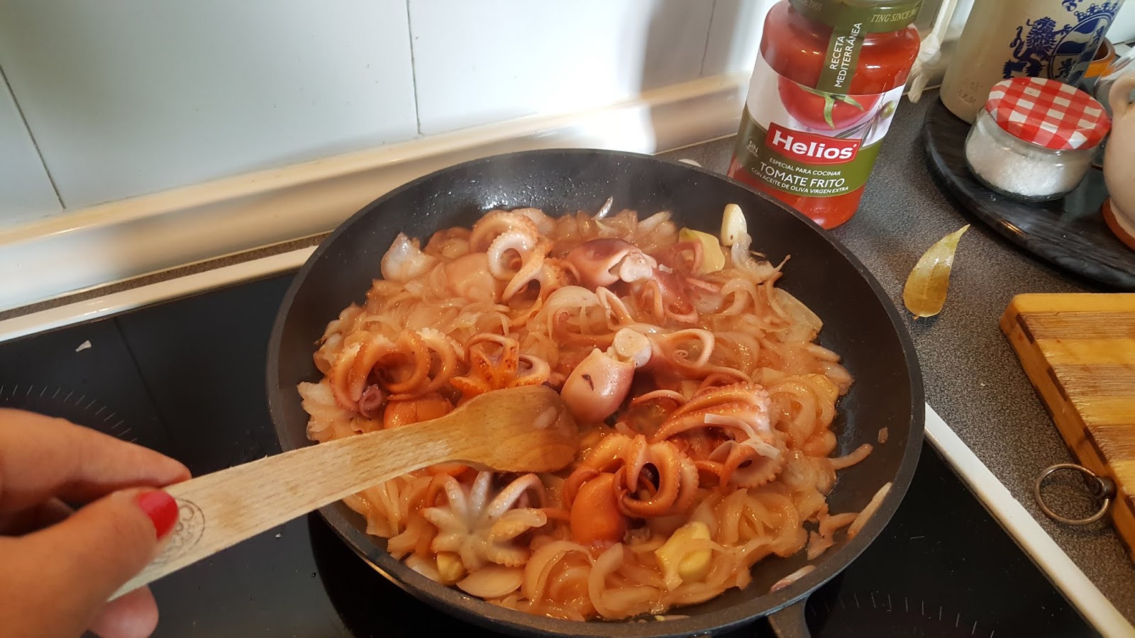 LA VIOLETA POBLENOU: PULPITOS CON CEBOLLA Y TOMATE FRITO