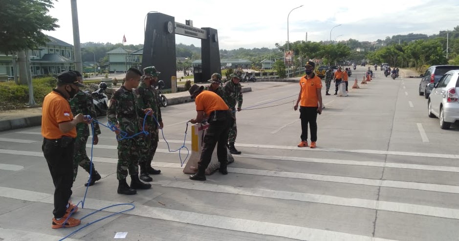 BATALYON INFANTERI 611 AWANG LONG: PERBAIKAN MARKA JALAN DEPAN KOMPI SENAPAN A YONIF 611/AWL ...
