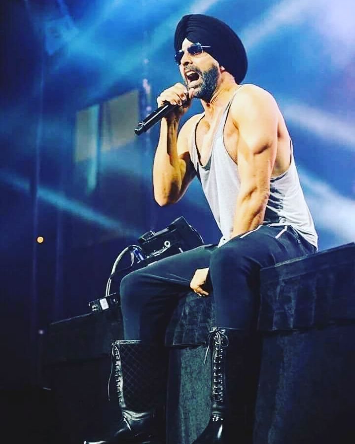 Shirtless Bollywood Men: Akshay Kumar shirt off on stage - damn those ...