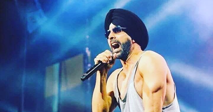 Shirtless Bollywood Men: Akshay Kumar shirt off on stage - damn those ...