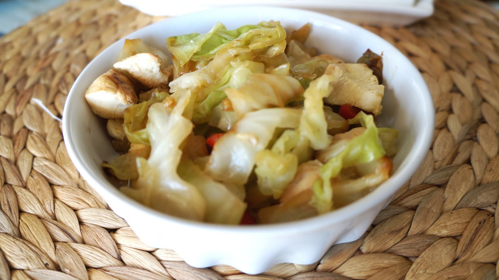 Repollo rehogado con pollo