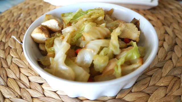 Repollo rehogado con pollo