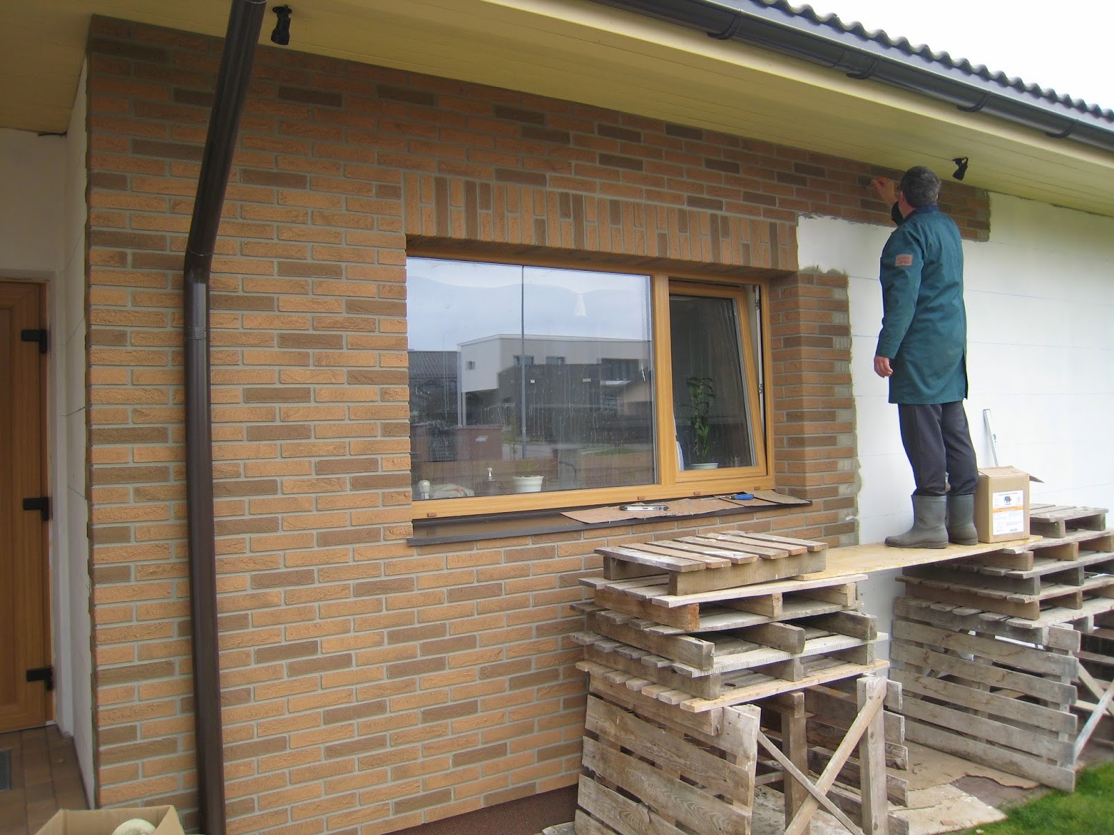 Raituzo namo statybos: Fasado klijavimas klinkerinėmis plytelėmis