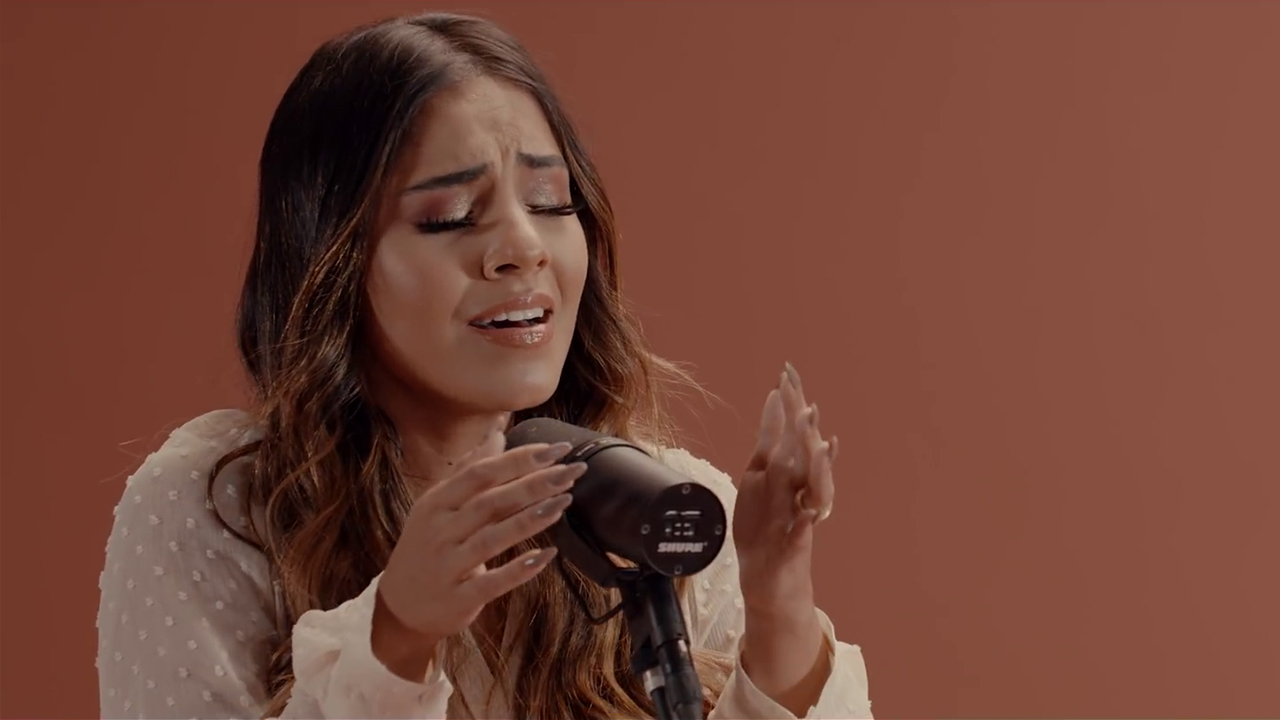 Gabriela Rocha regrava o clássico "Nenhuma Condenação Há", e vídeo fica ...