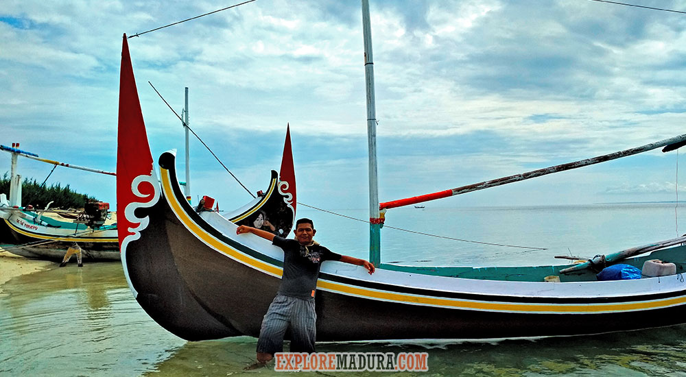 Perahu Jelajah Mengantar Para Pelancong ke Gili Labak dan Gili Genting ...