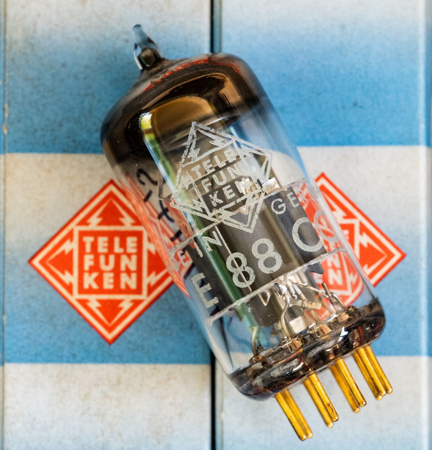 VinylSavor: Tube of the Month : The ECC88 / 6DJ8