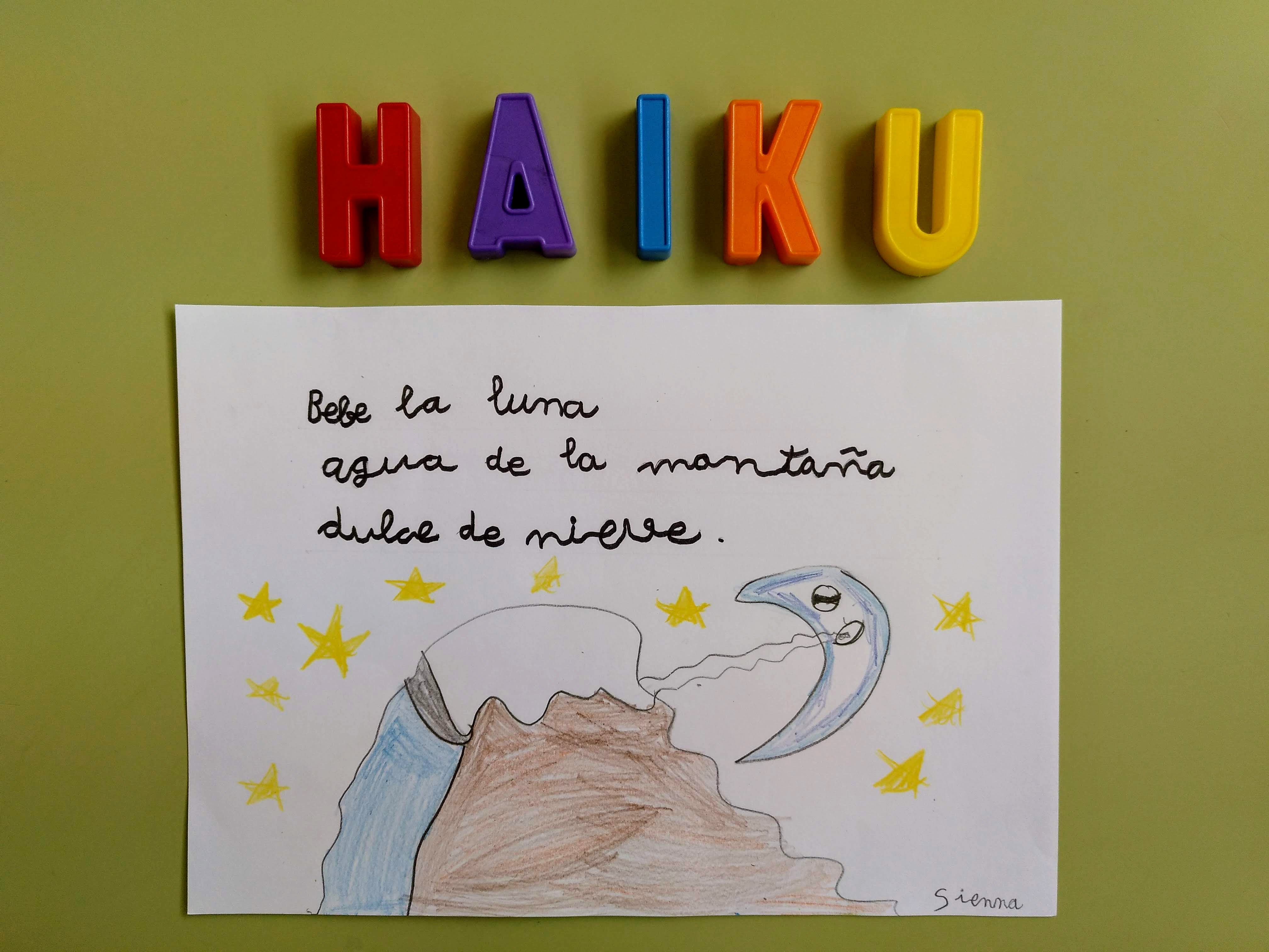 Niños y niñas que escriben haikus