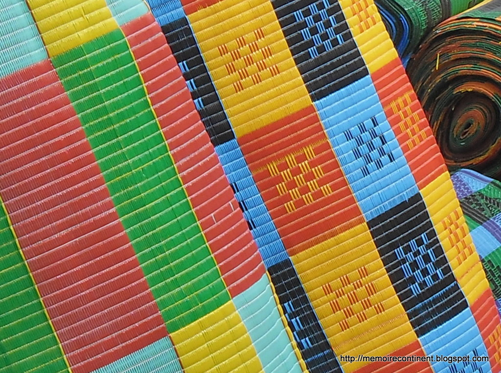 Nattes colorées 100% Africa !: Nattes plastiques colorées.