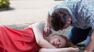 Jangan Panik, Begini Cara Pertolongan pertama Pada orang Pingsan ...