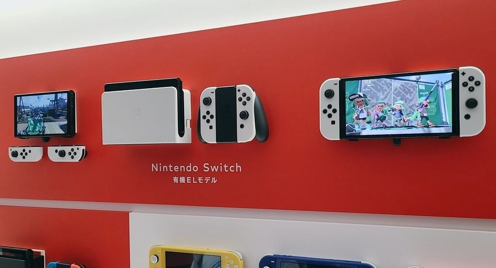 Switch OLED: novas imagens mostram modelo em exibição em lojas no Japão ...