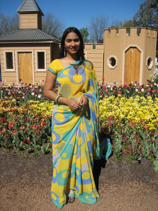 Beautiful and Hot Indian Aunty Photos | beauty zara phillips