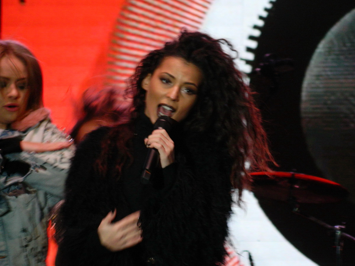 LA MULTI ANI, ROMANIA!: Start la distractie! AMI in concert in parcul ...