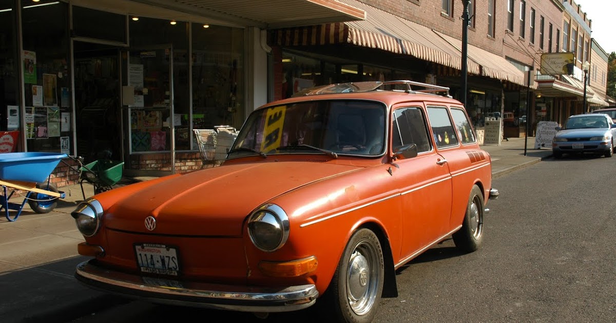 OLD PARKED CARS.: 1970 Volkswagen Squareback Wagon.