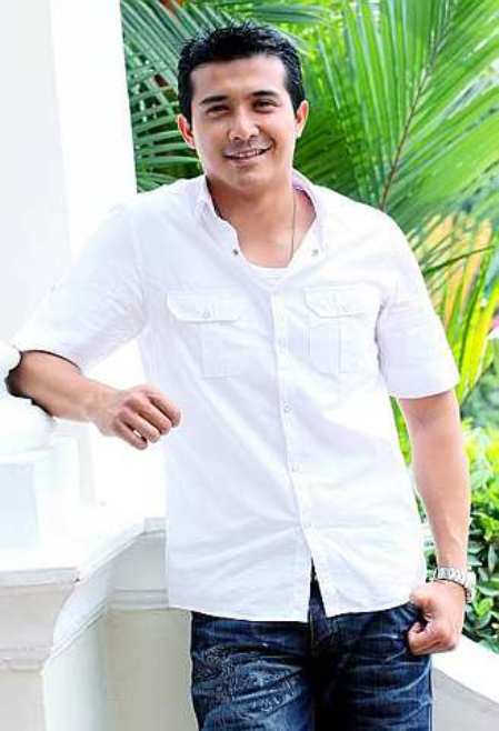 SweeT SouR :: Klik! Klik! Ceritaku!: FENOMENA : ombak rindu VS aaron aziz