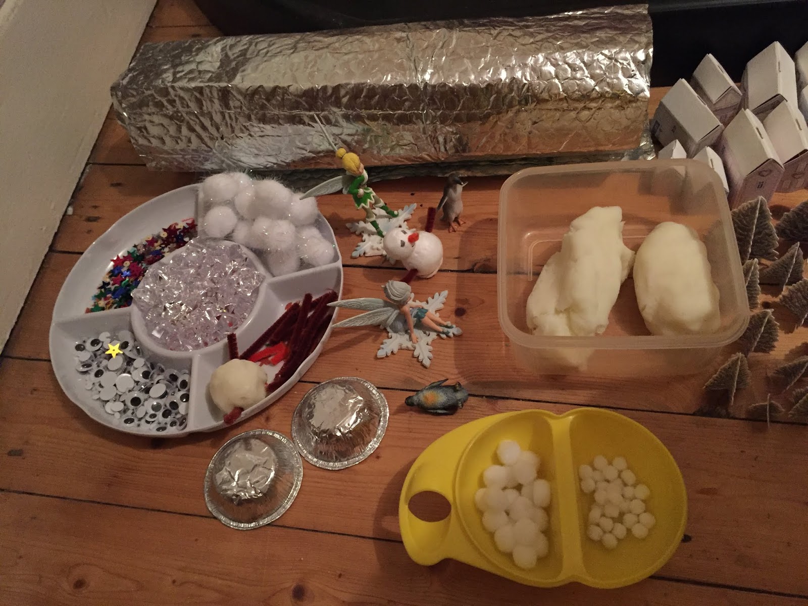 Winter tuff tray - Build a Winter Wonderland