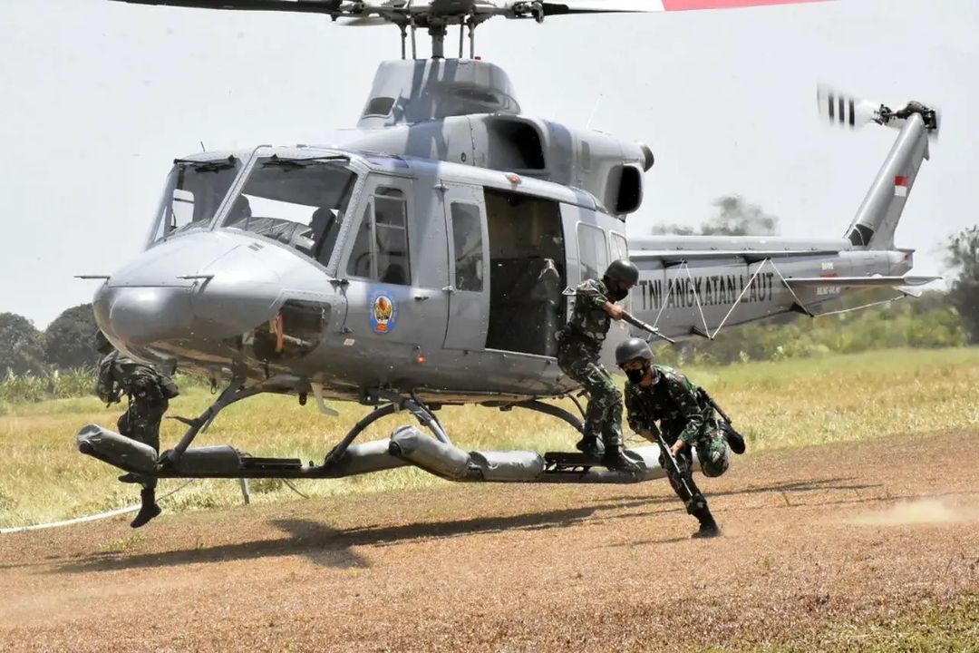 DEFENSE STUDIES: Prajurit Yonif 5 Marinir Berlatih Materi Mobile Udara