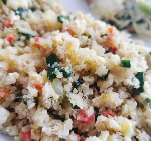 Arroz chaufá de coliflor (coliflower rice)