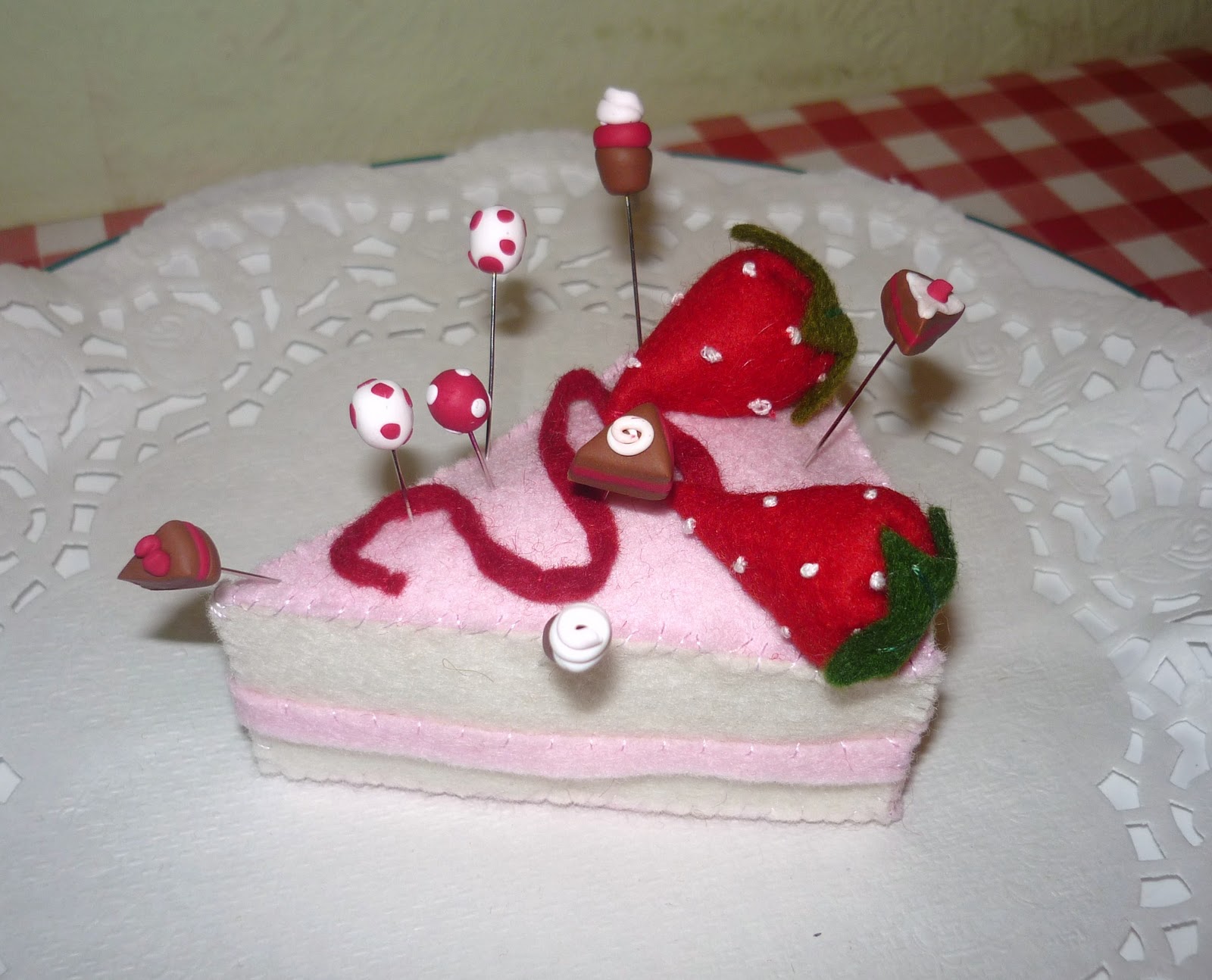 Mrs Minton makes...: Felt cakes