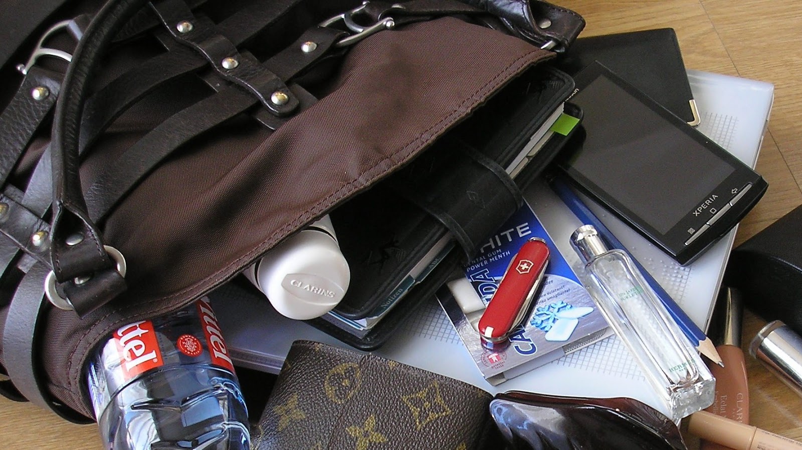 Handbag - Have you ever done a bag cluttering? | Home & Art Magazine