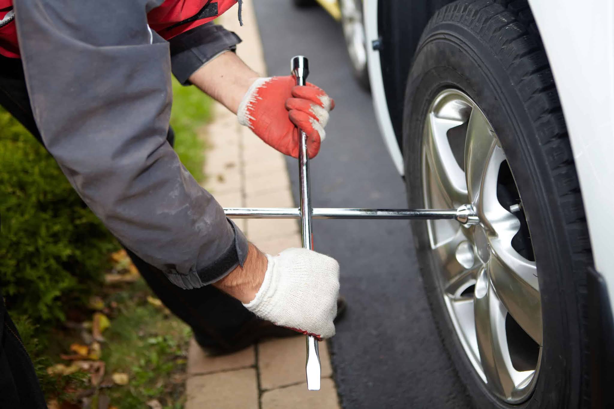 ¿Cómo cambiar una rueda de auto?