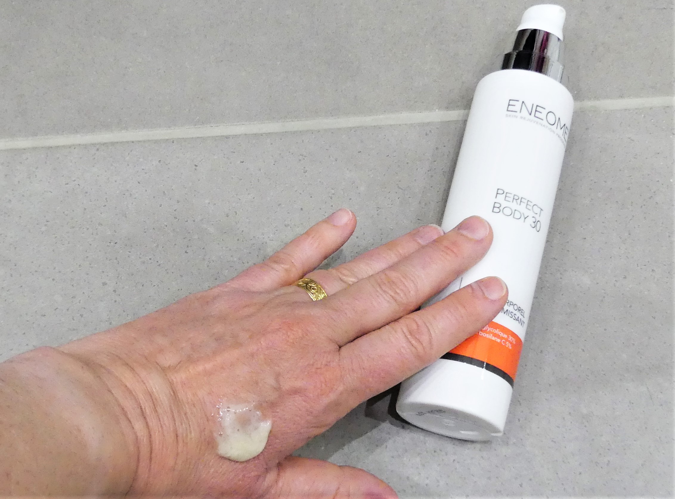 Le soin du corps perfect body de Eneomey - DAME SKARLETTE