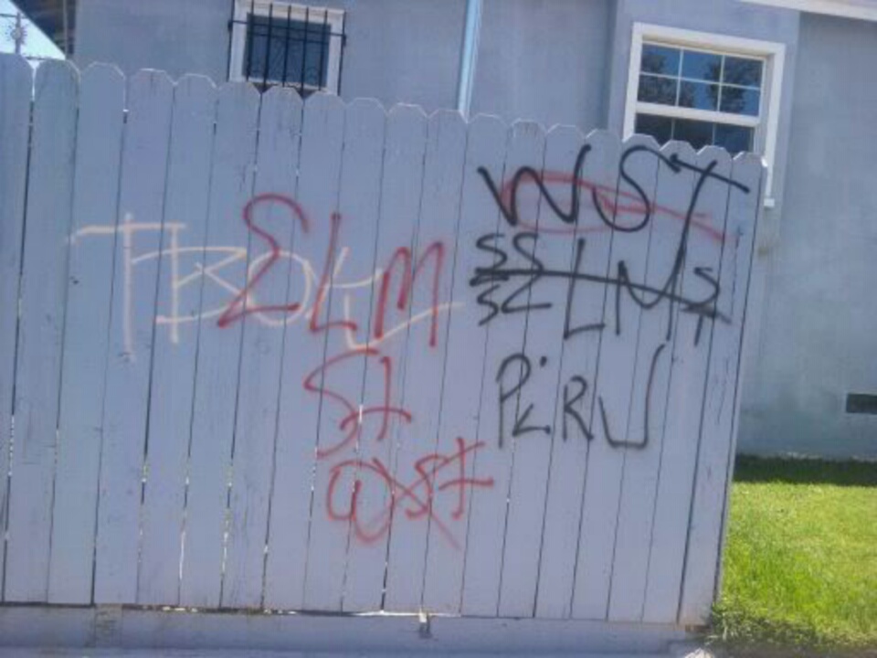 blood gangs graffiti: Elm street piru ( ESP , compton )
