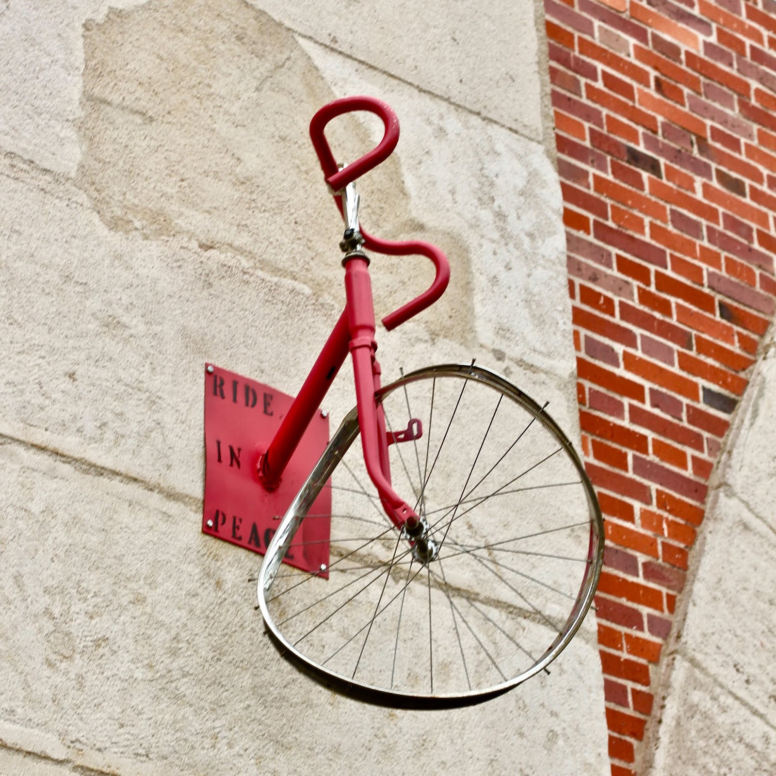 Paris Through My Lens: Paris Rouge -Le vélo