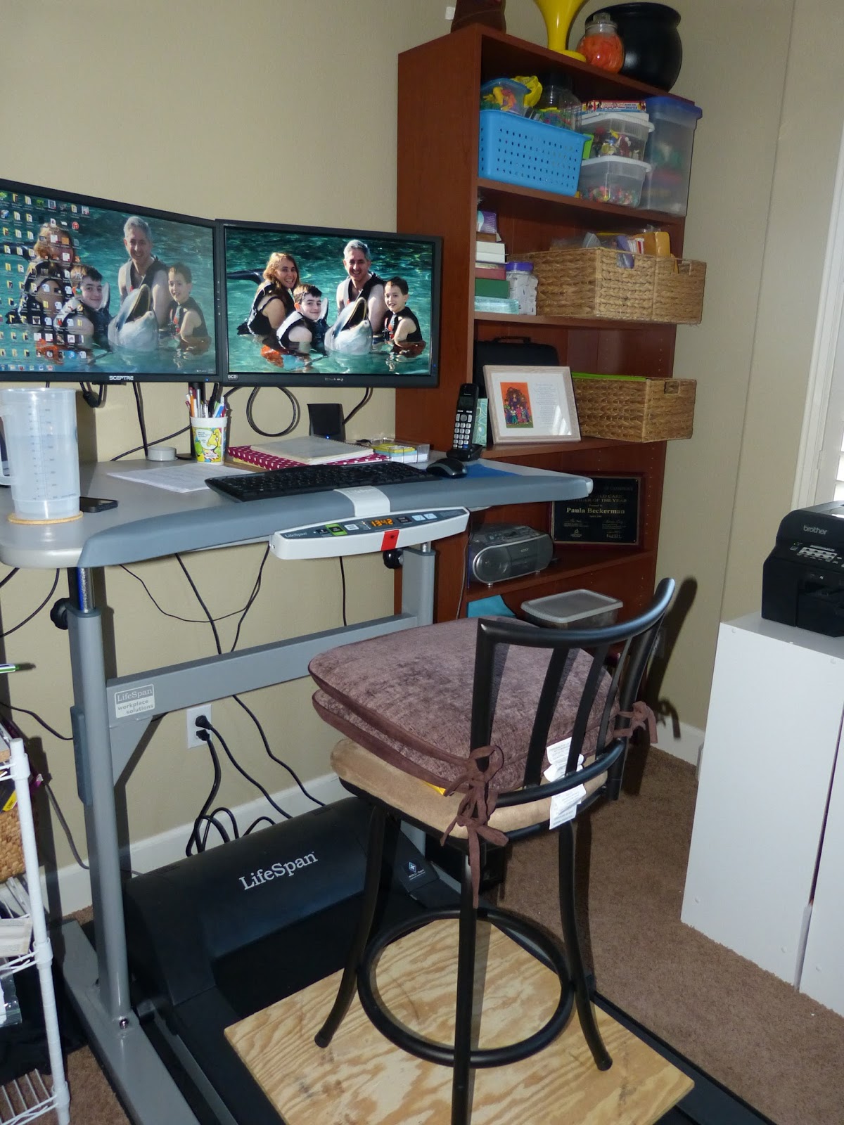 Paula's Primary Classroom: I LOVE my treadmill desk!