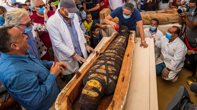 Egypt Unveils Coffins Buried 2 500 Years Ago