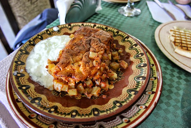 Observator gastronomic : Supa tarator, musaca, palacinte din Bulgaria