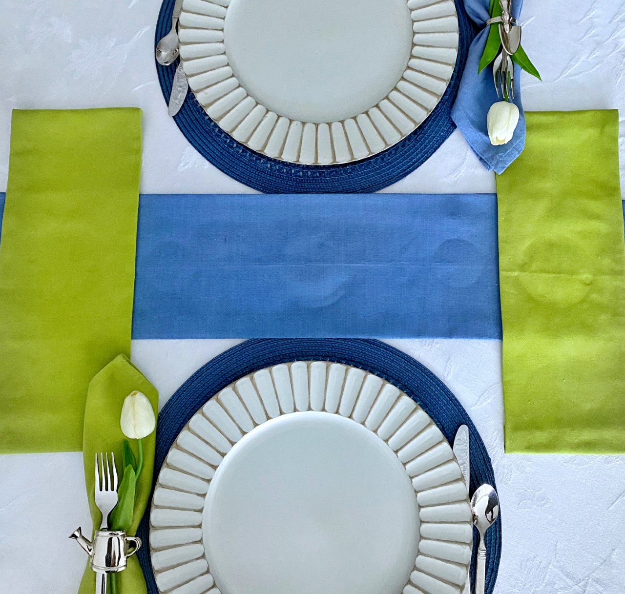 Dining Delight: Garden Themed Spring Table in Blue and Green