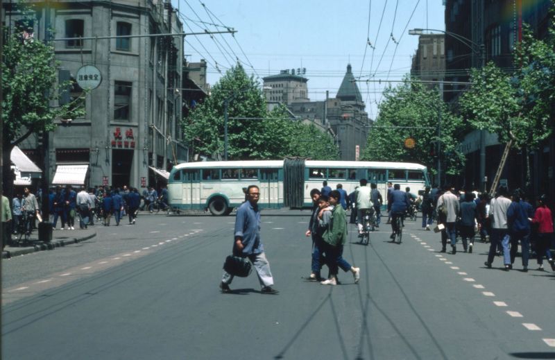 50 Photos Capture Street Scenes of Shanghai in the Mid-1970s | Vintage ...