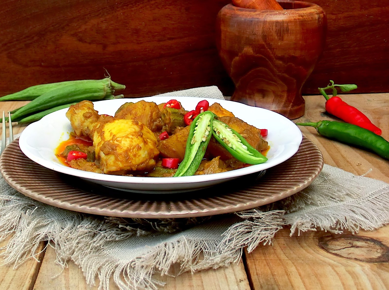 Nárwen's Cuisine: Moamba de Galinha com Batata Doce e Quiabos