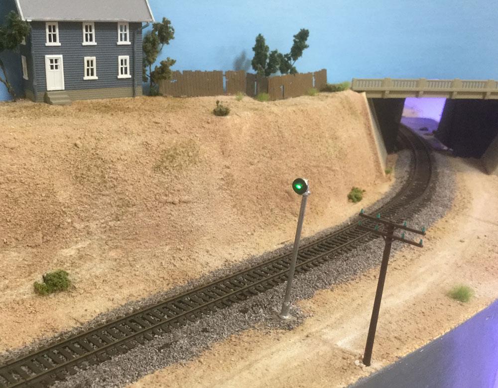 Tracks across Nevada: About N Scale searchlight signals