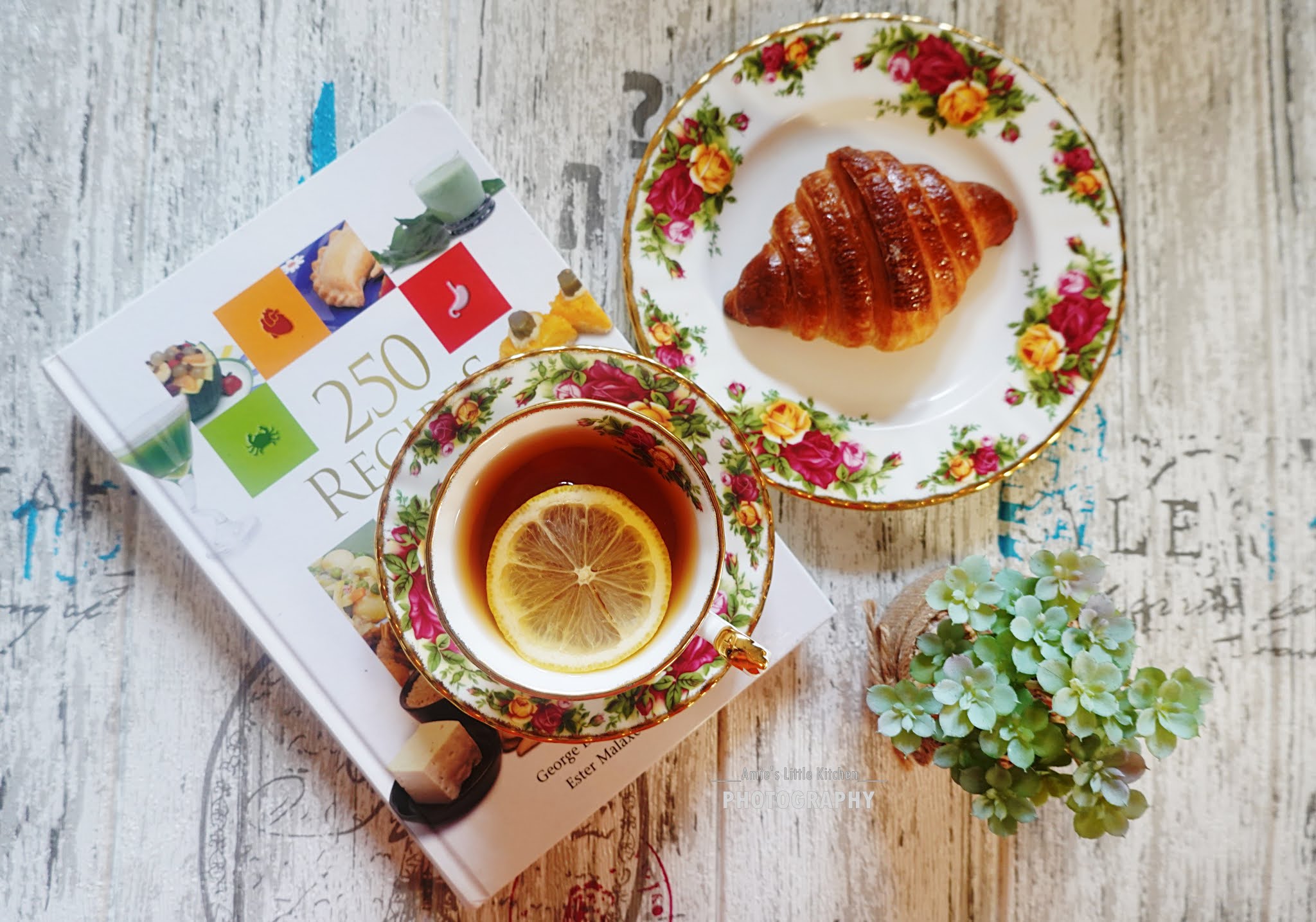 Sebiji Roti Bulan Sabit (Croissant) & Secawan Teh Lemon - Amie's Little ...