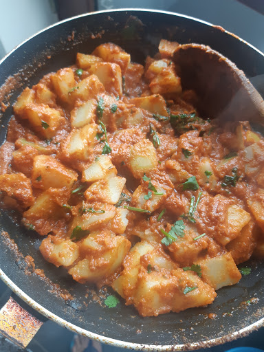 Batata Bhungla / Spiced Garlic Potato with Fryums - Gujarathi Street Food