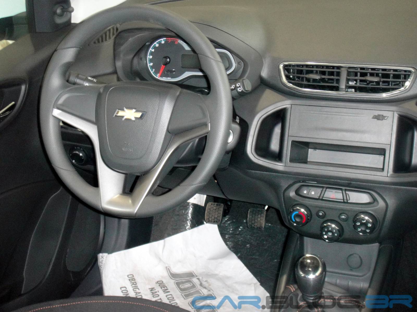 Chevrolet Onix Branco Summit - fotos e vídeo