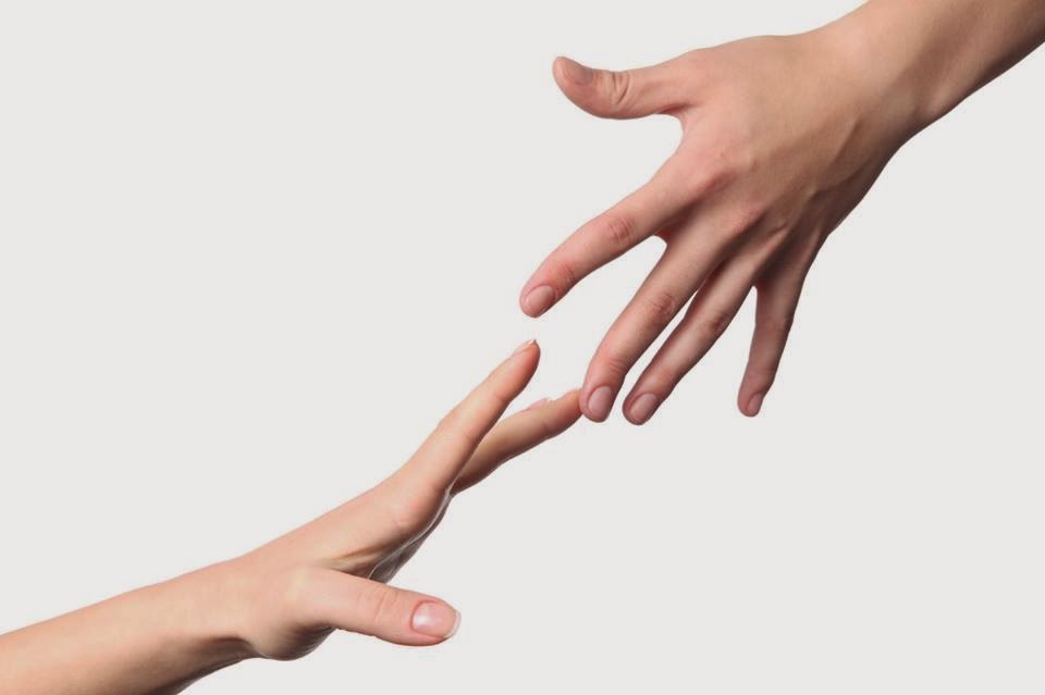 mani che si sfiorano