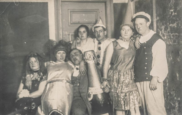 45 Found Snaps Capture People Celebrating at Their Parties From Between ...