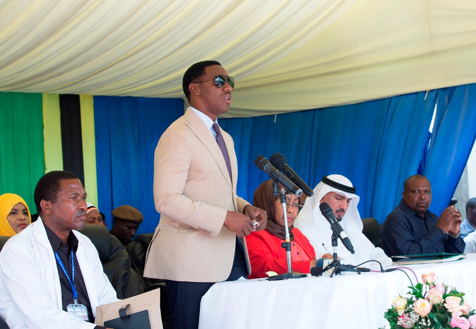 MATUKIO @ MICHUZI BLOG: MAKAMU WA RAIS AKABIDHI VIFAA VYA KUSAIDIA ...