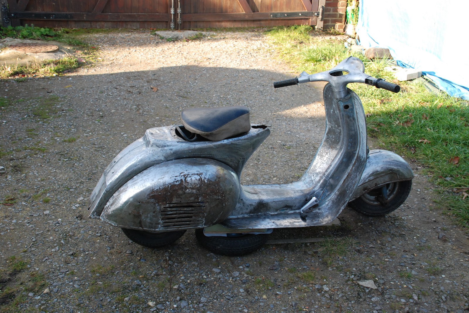 Vespa Scooter Rebuild: Bare metal photo's