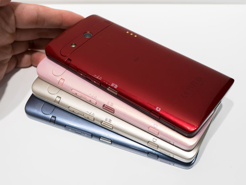 【取材レポート】auのシニア向けスマートフォン「basio」の新色レッドをチェック! Gapsis