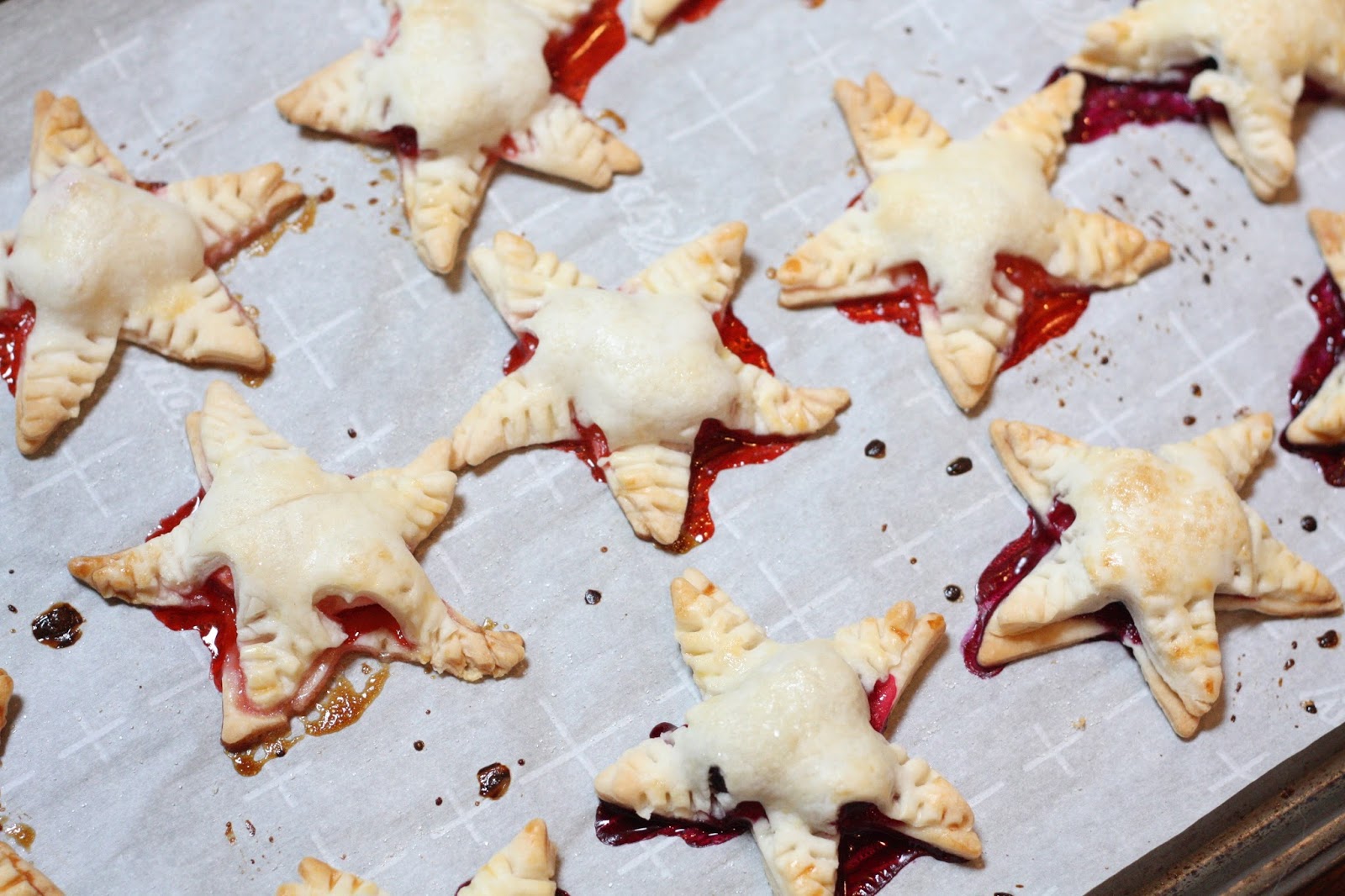 Magnolia Mamas : Kitchen Confessions: {Mini Star Pies}